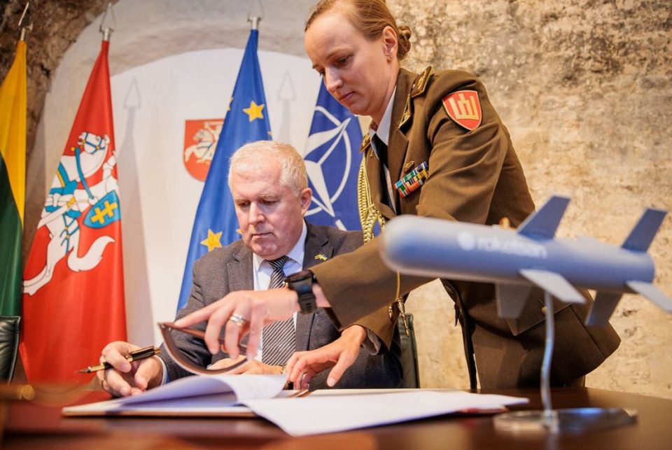 KAM pasirašė sutartį dėl dronų kamikadzių įsigijimo Ukrainai