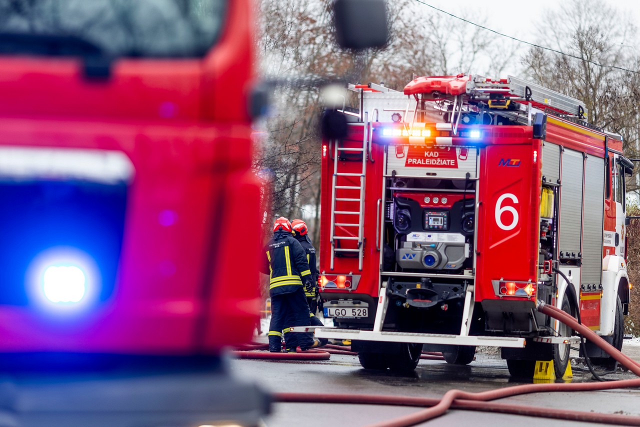 Naujųjų metų naktį įsiplieskė gaisrai – degė namai, konteineriai, automobiliai