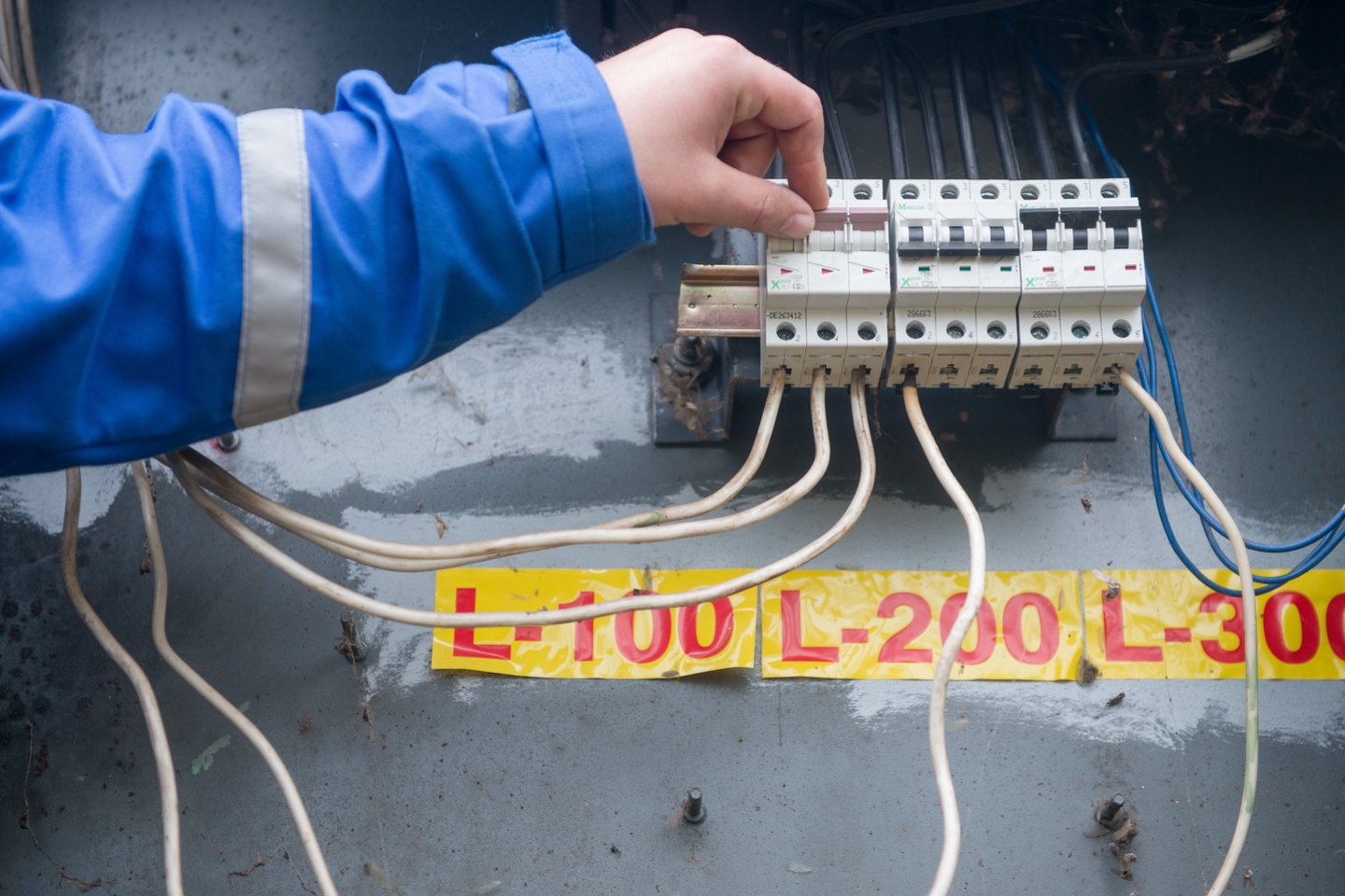 Didžiausias elektros prietaisų priešas – įtampos svyravimai: pataria, kaip nuo jų apsisaugoti